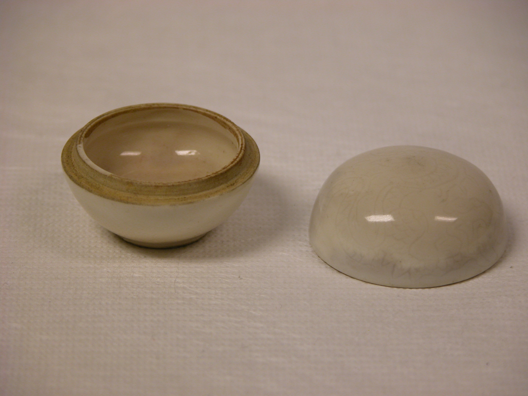 Rouge box with cover | China | Ming dynasty (1368–1644), Chenghua ...