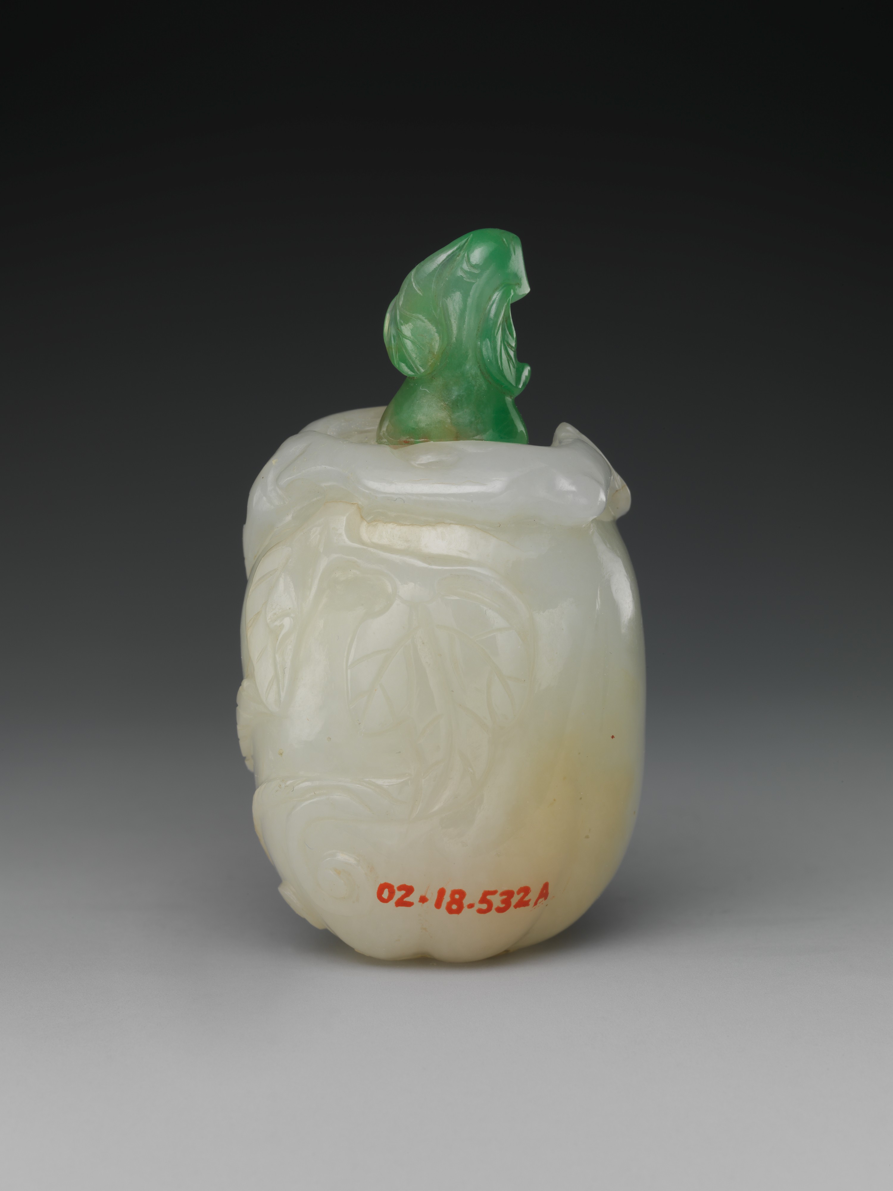 Snuff bottle with stopper - China - Qing dynasty (1644–1911), Qianlong ...